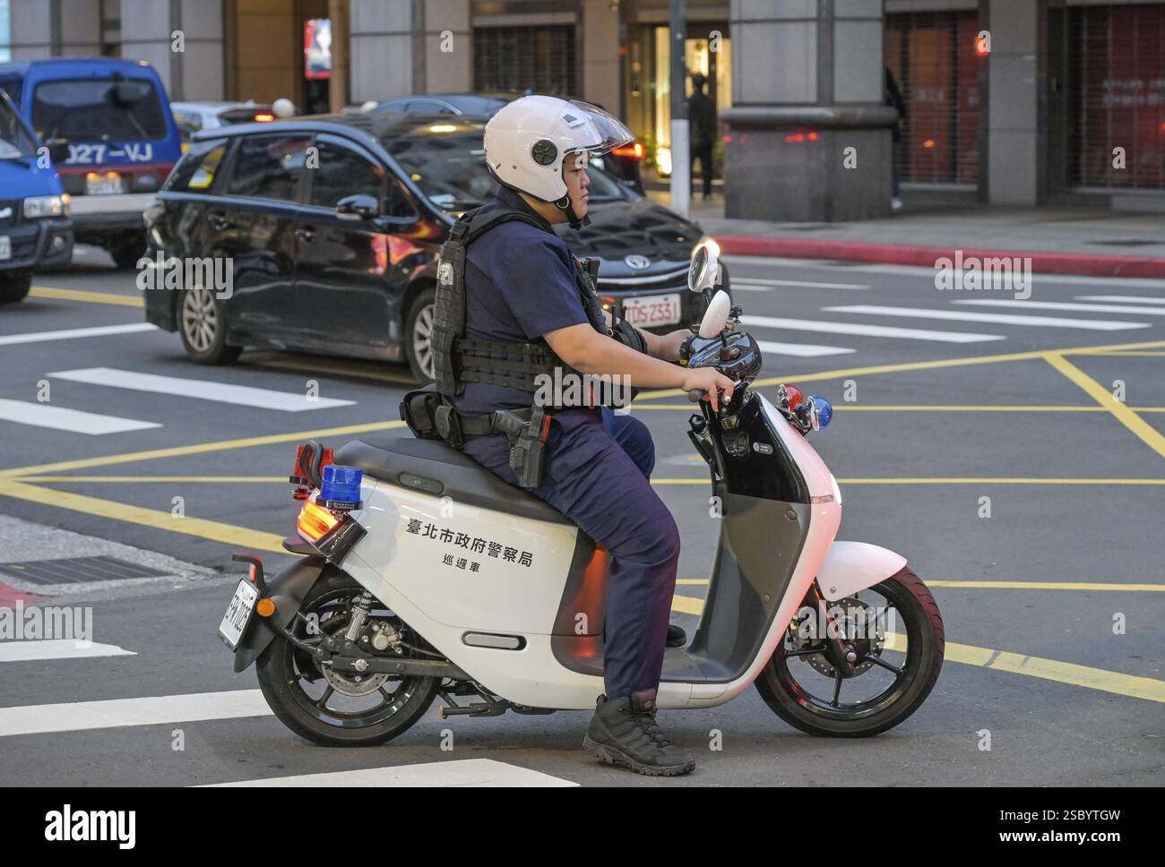 Policeman on scooter, street scene, traffic, Nanjing Road, Taipei ...