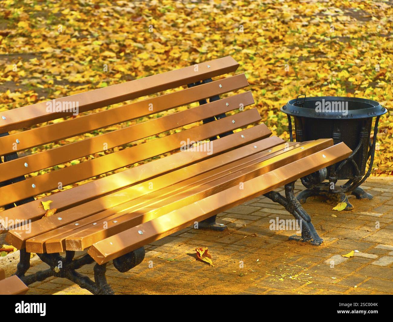 Urn bench hi-res stock photography and images - Alamy