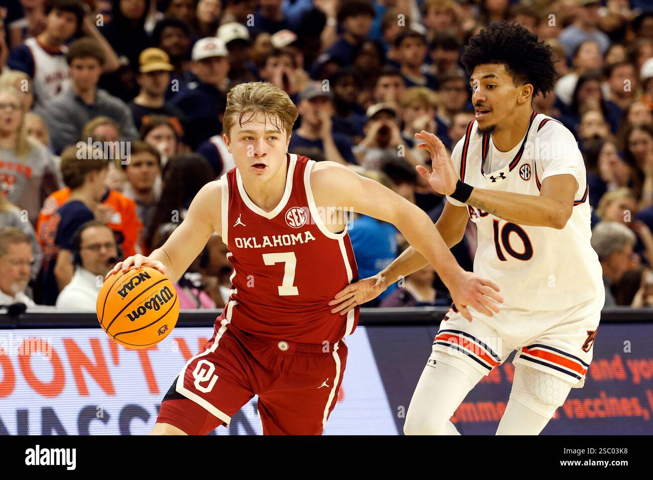 Oklahoma guard Dayton Forsythe (7) drives the baseline around Auburn ...
