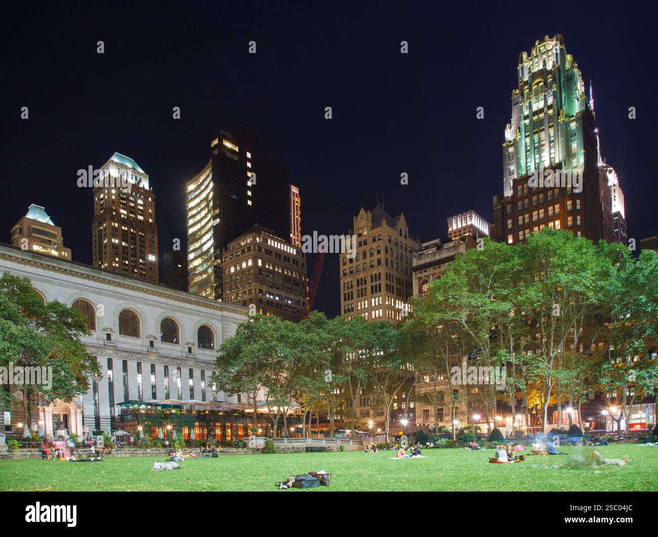 The Bryant park, the American Radiator historic building and the Public ...