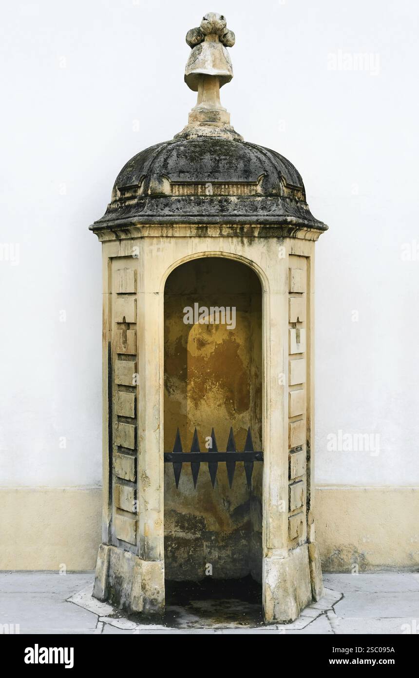 Empty Old Sentry Box I n Front Of The Wall Stock Photo - Alamy