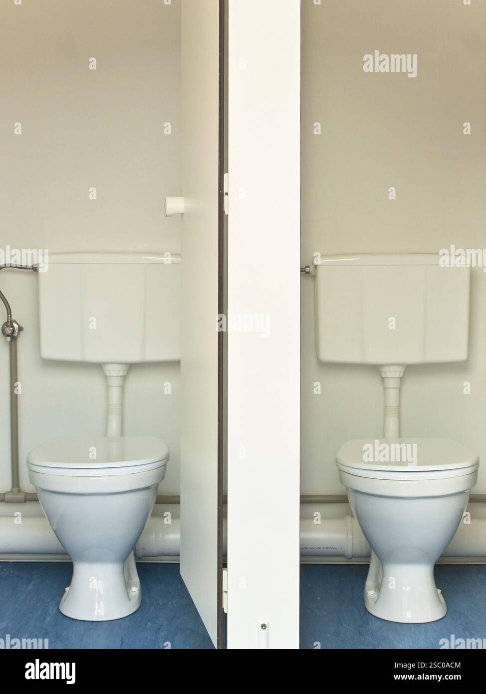 Toilet cubicle 2 people hi-res stock photography and images - Alamy