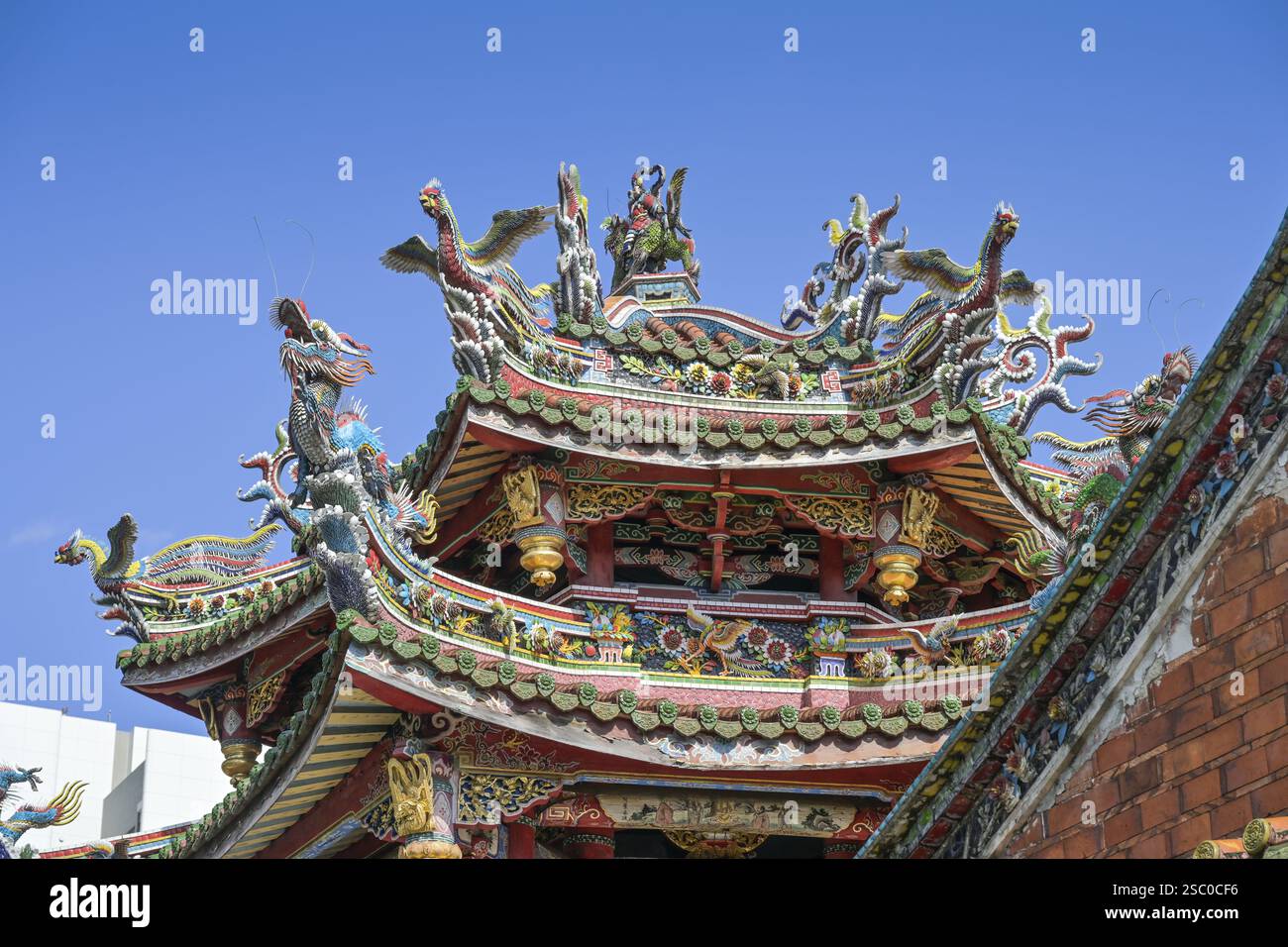 Roof figures at Mengjia Longshan Temple, Guangzhou Street, Taipei ...