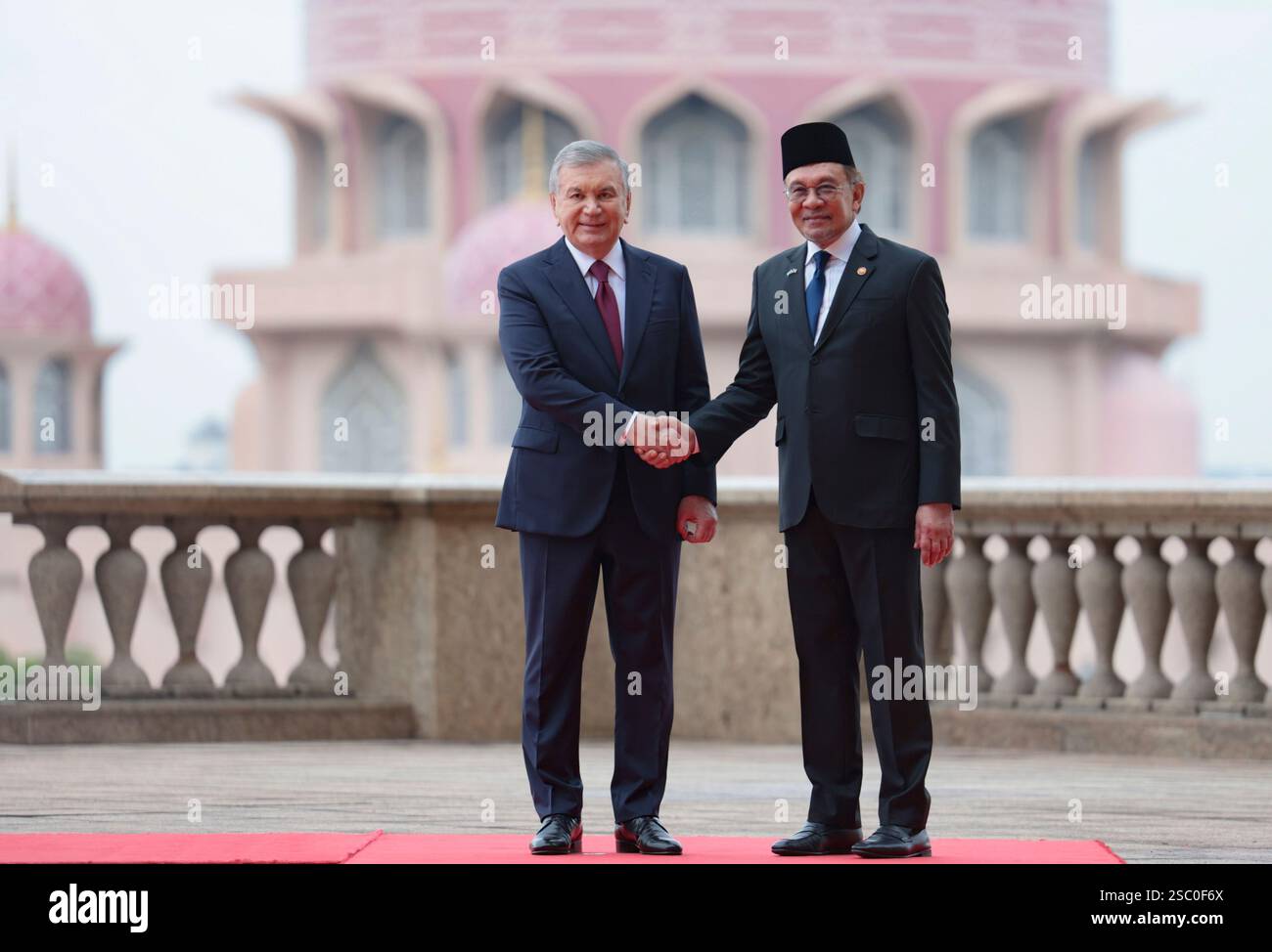 Uzbekistan President Shavkat Mirziyoyev, left, and Malaysian Prime ...