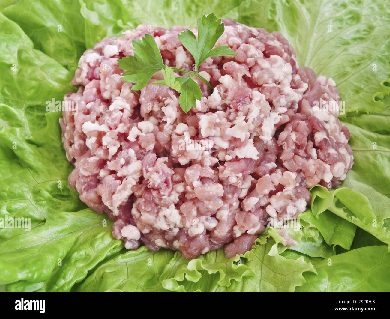Minced meat on the green lettuce leaves Stock Photo - Alamy