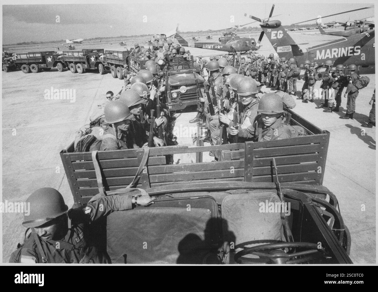Honduran soldiers, first troops of Inter-American peace force, arrive ...