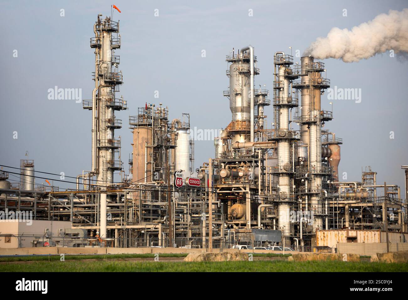 Cracking tower in oil refinery hi-res stock photography and images - Alamy