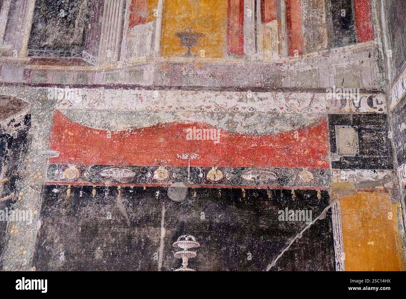 House of Marcus Lucretius Fronto Pompeii 2018 Room 'h', detail from top ...