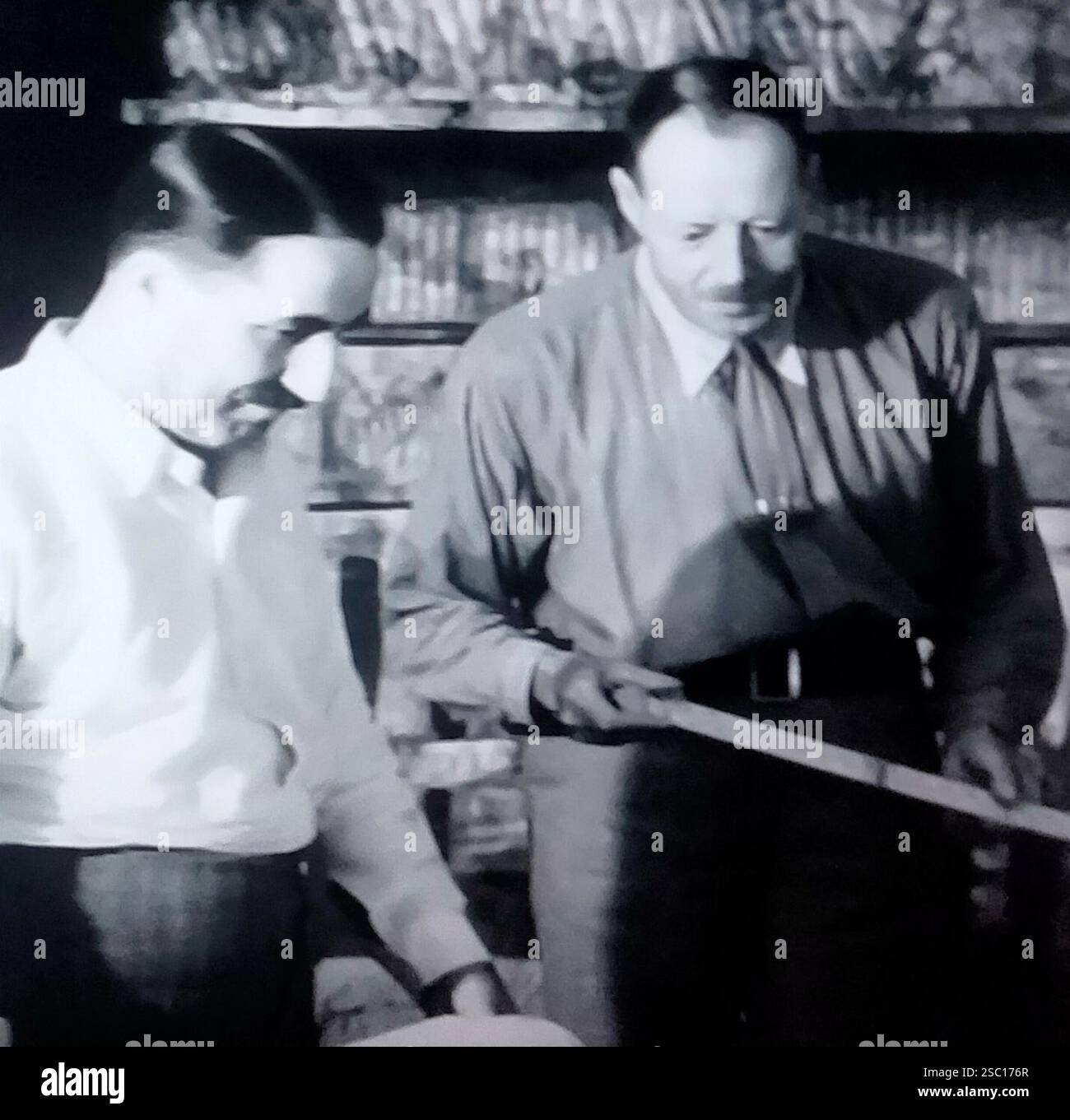 Howard Carter and Arthur Callender in Tutankhamun's tomb Stock Photo ...