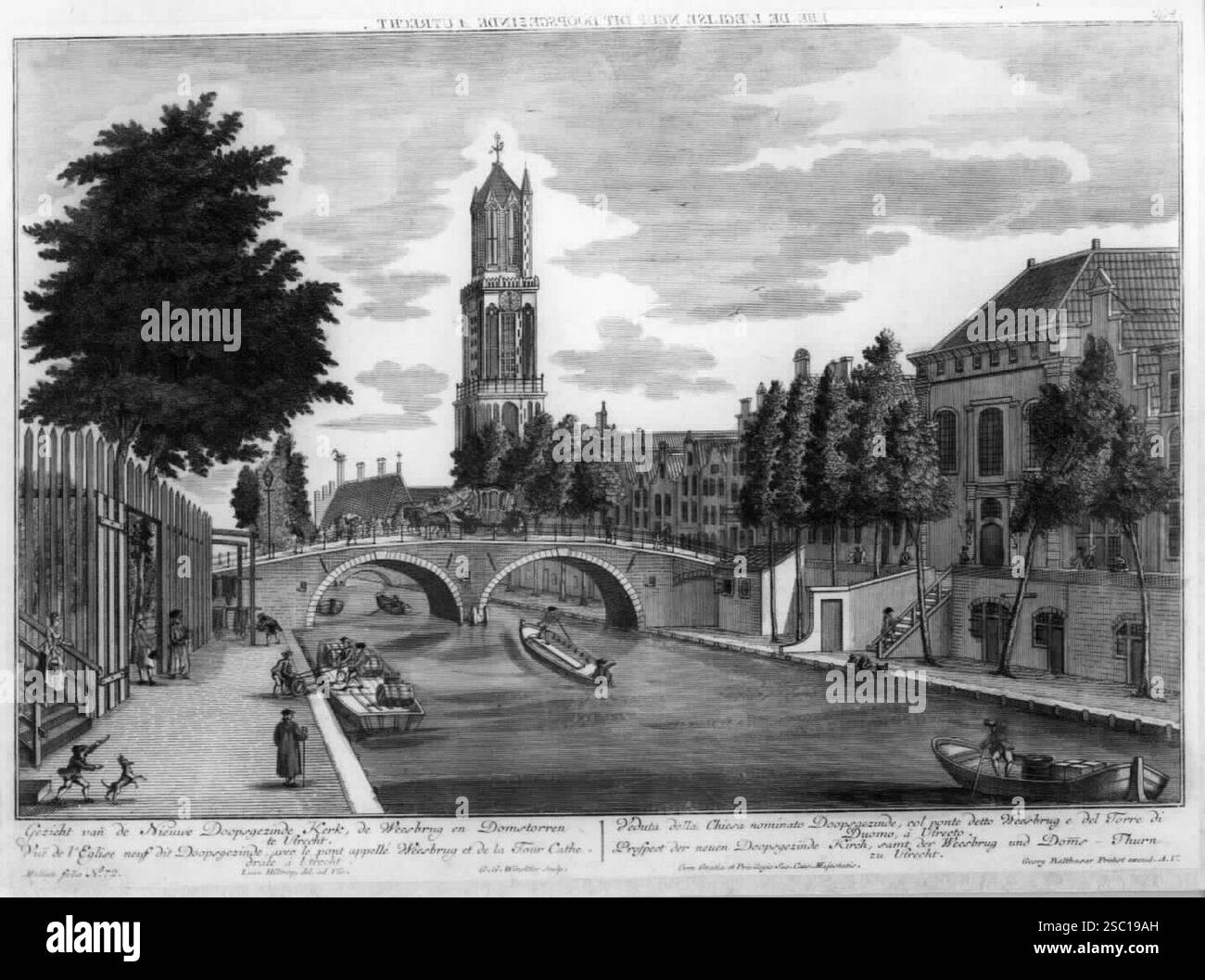 Gezicht op de Oudegracht te Utrecht met de Weesbrug en rechts de voorgevels van de huizen aan de ...