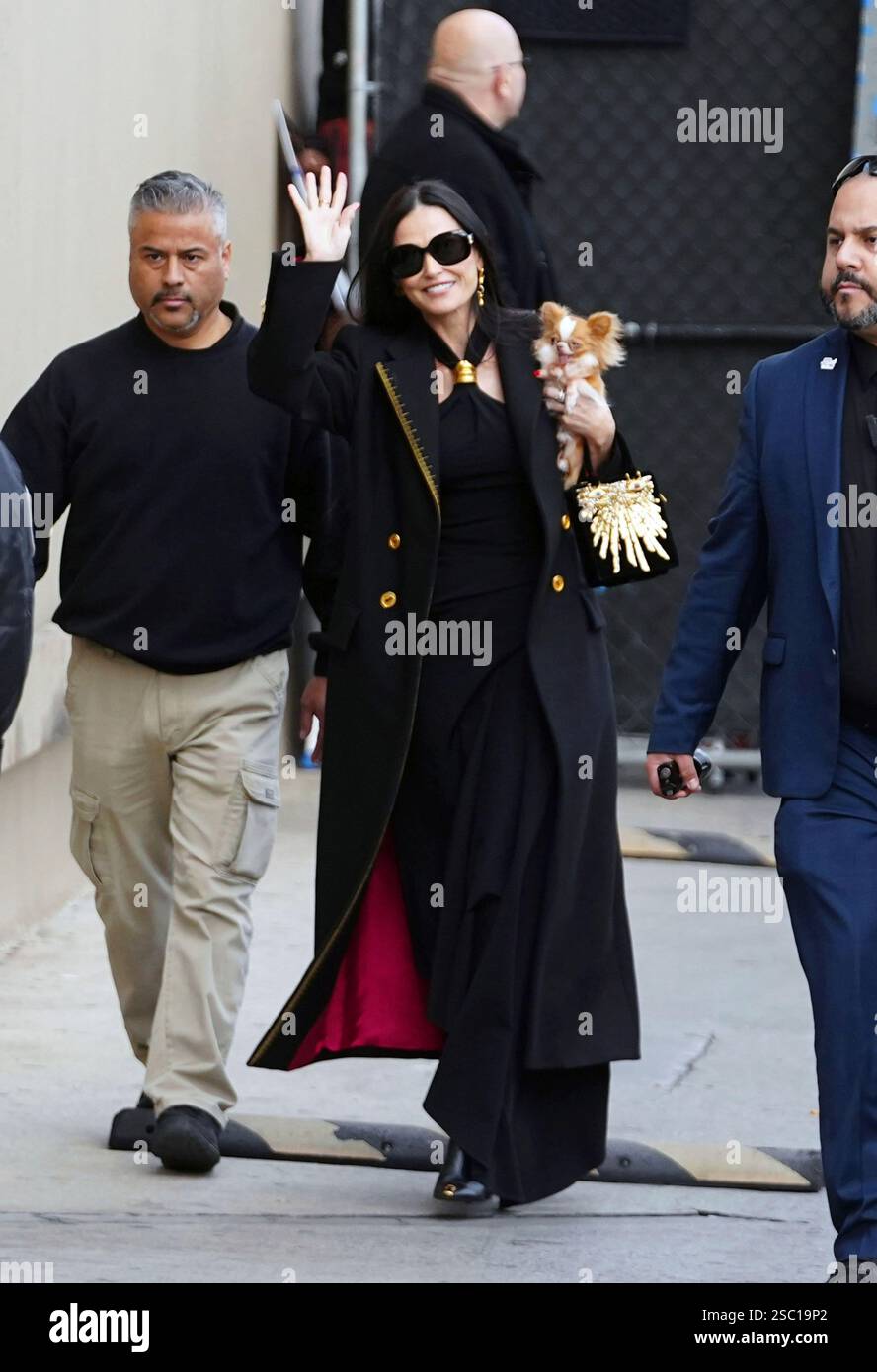 Photo by: zz/GOTPAP/STAR MAX/IPx 2025 2/4/25 Demi Moore - holding her ...
