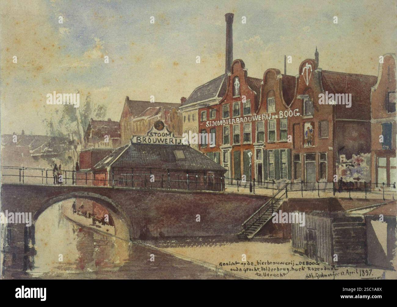 Gezicht op de Oudegracht met de Vollersbrug te Utrecht met rechts de gebouwen van de ...