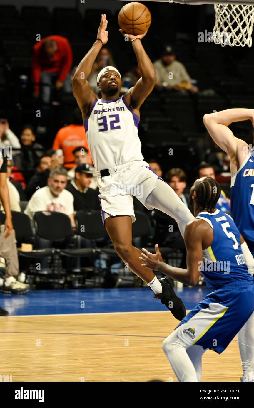 Terry Taylor #32 of Stockton Kings shoots the ball against Mexico City ...