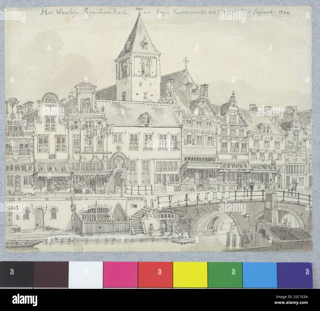 Gezicht vanaf de oostzijde van de Oudegracht te Utrecht bij de Weesbrug rechts op de voorgevels ...