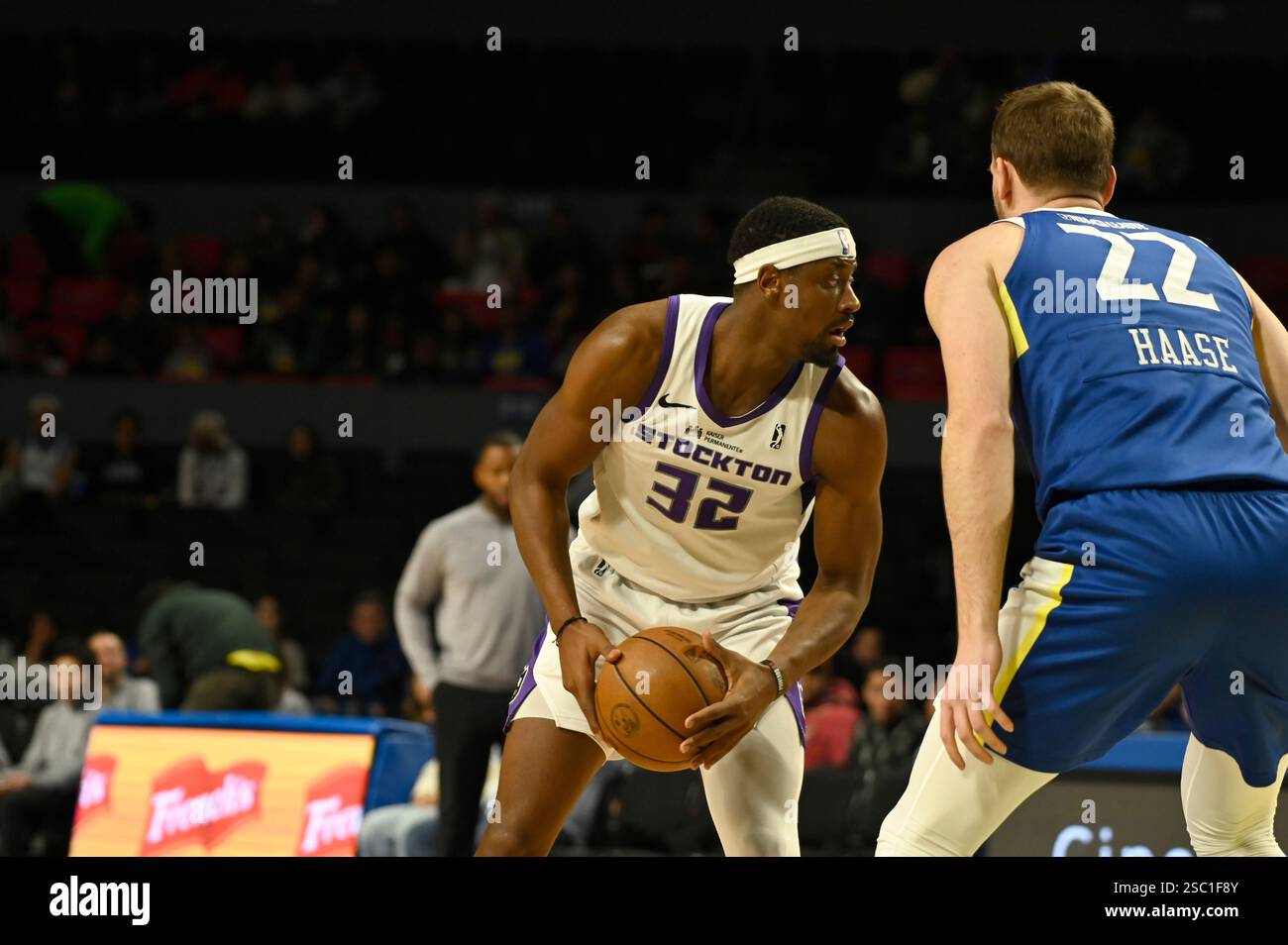 Terry Taylor #32 of Stockton Kings drives to the basket against Mexico ...