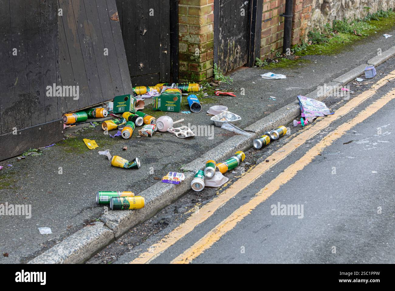 Tin cans and garbage dumped on a roadside pavement Stock Photo - Alamy