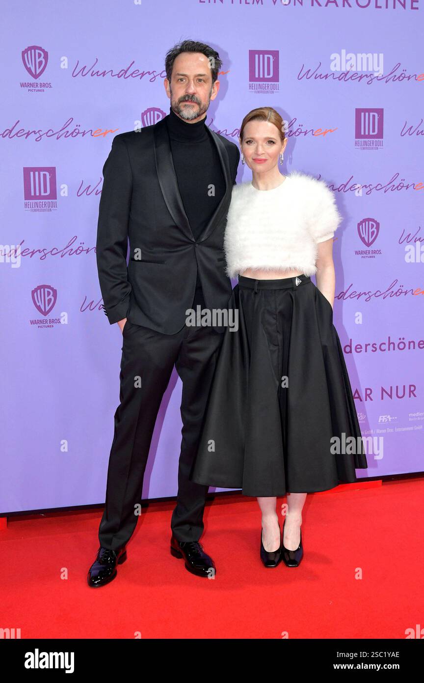 Karoline Herfurth mit Ehemann Christopher Doll bei der Premiere des Kinofilms Wunderschöner im ...