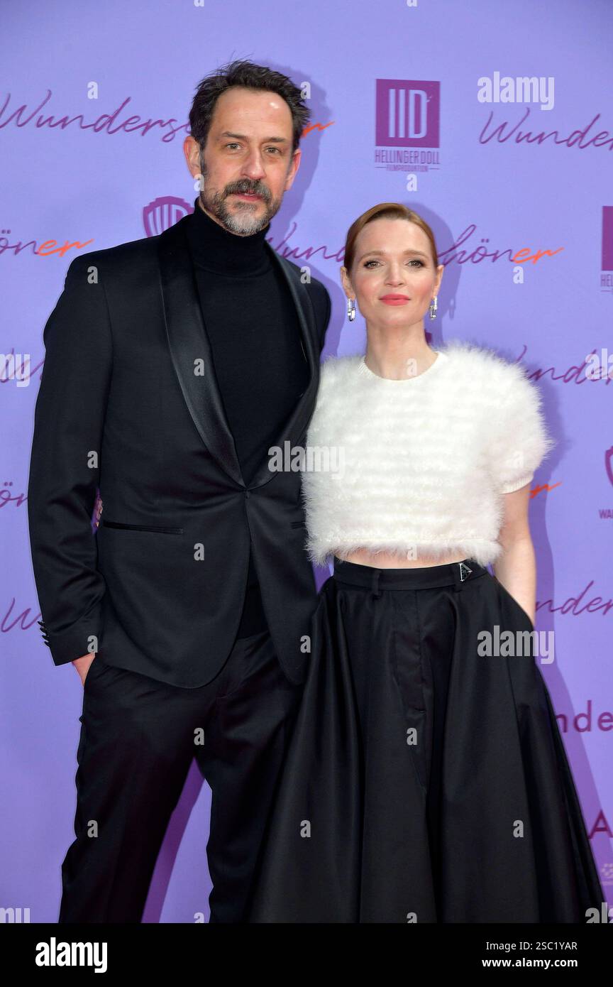 Karoline Herfurth mit Ehemann Christopher Doll bei der Premiere des Kinofilms Wunderschöner im ...