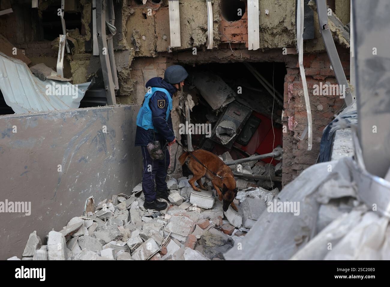 Non Exclusive: IZIUM, UKRAINE - FEBRUARY 4, 2025 - A rescuer and an SAR ...
