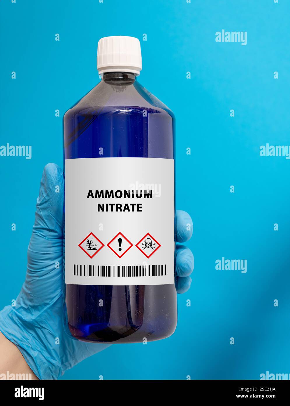 Ammonium Nitrate Used in fertilizers and explosives Stock Photo - Alamy