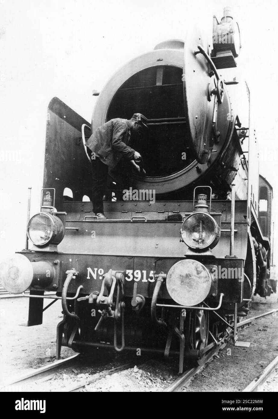 Afbeelding van de voorzijde van de stoomlocomotief nr. 3915 (serie 3900 ...