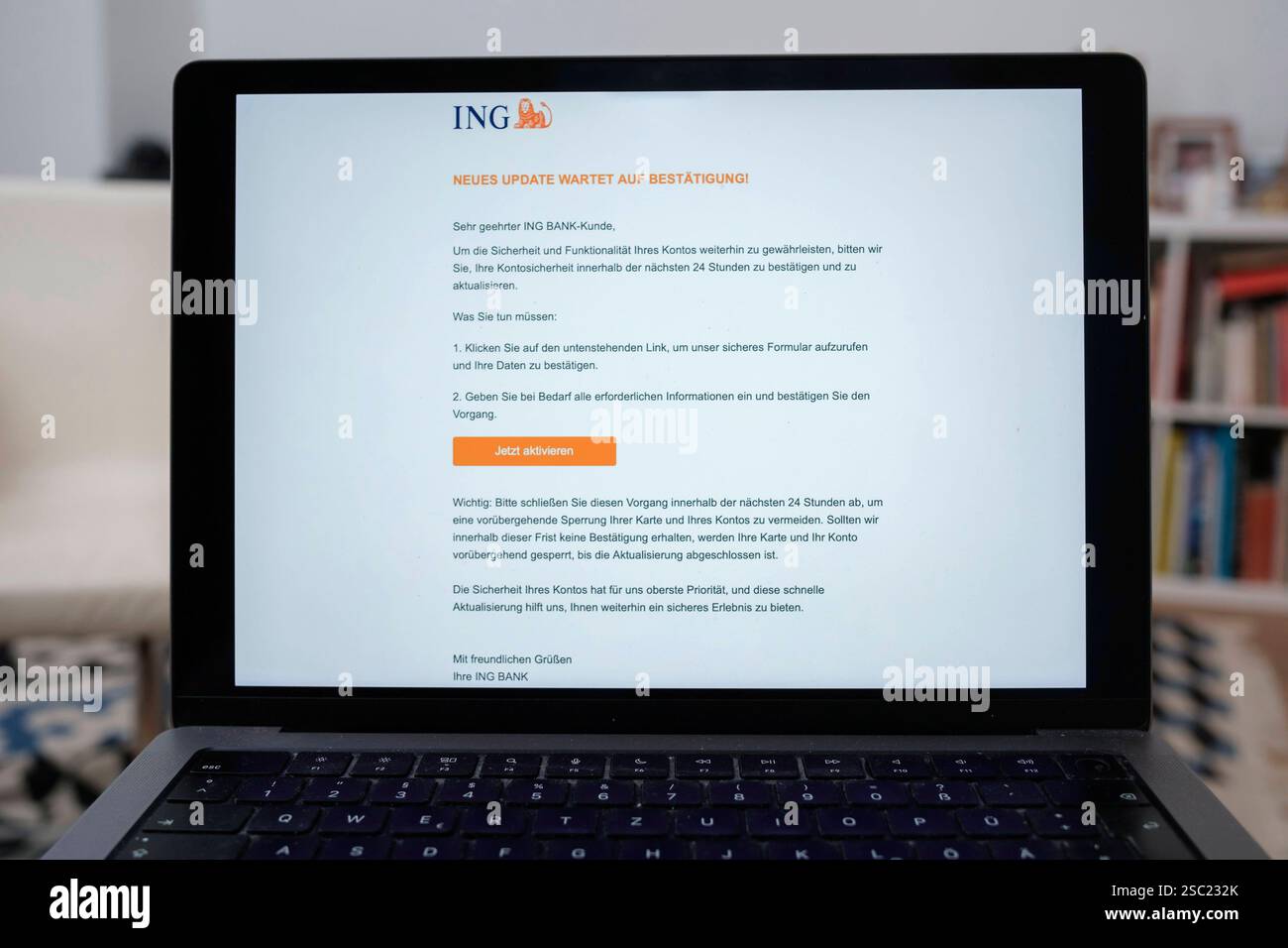 Betrügerische Phishing email auf einem Laptop, die eine angebliches ...