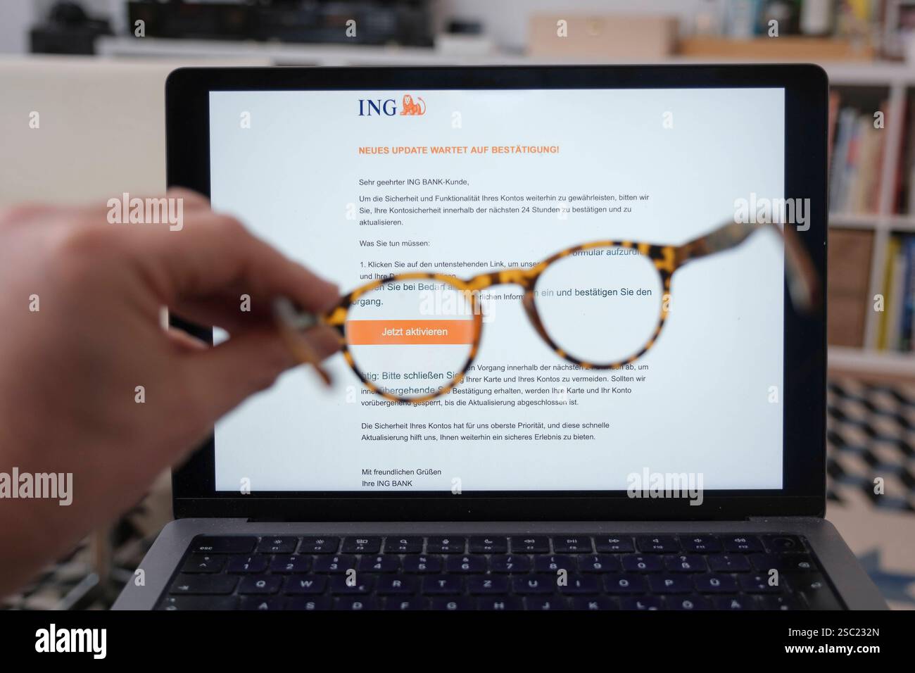 Betrügerische Phishing email auf einem Laptop, die eine angebliches ...