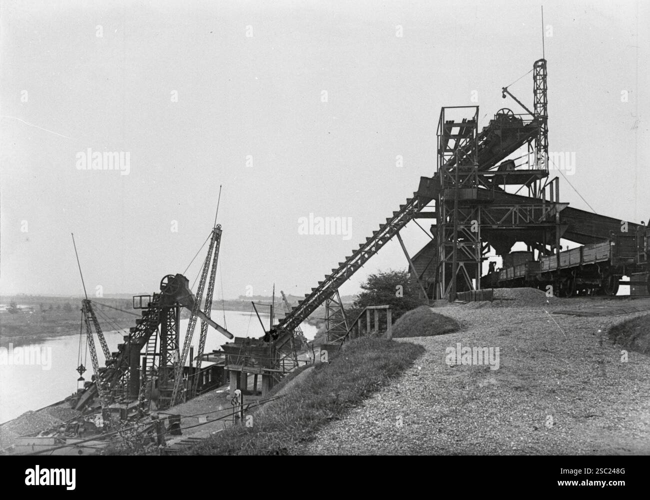 Gezicht op de installatie voor de overslag van grind van schepen op ...