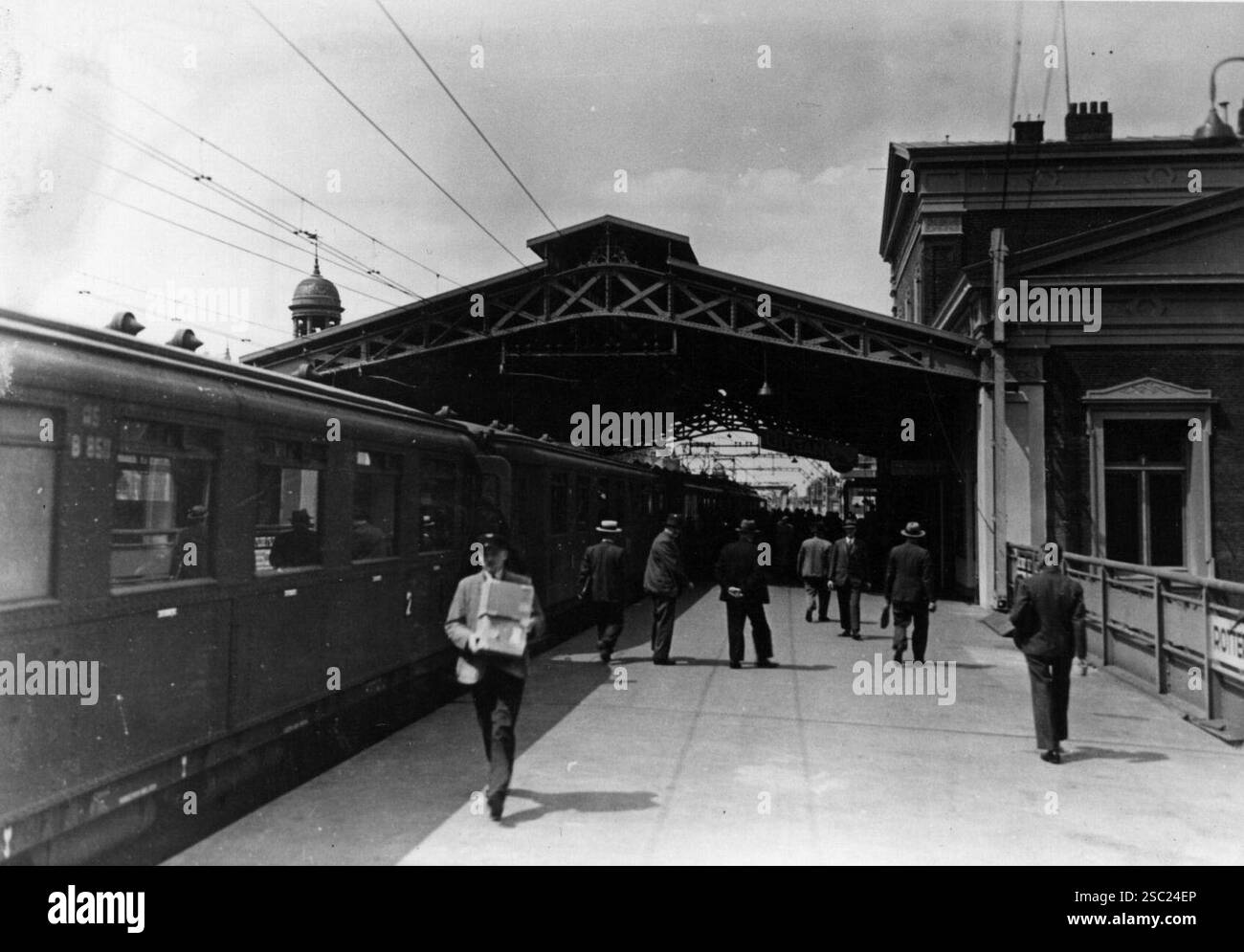 Gezicht op het perron met perronkap van het N.S.station Rotterdam Beurs ...