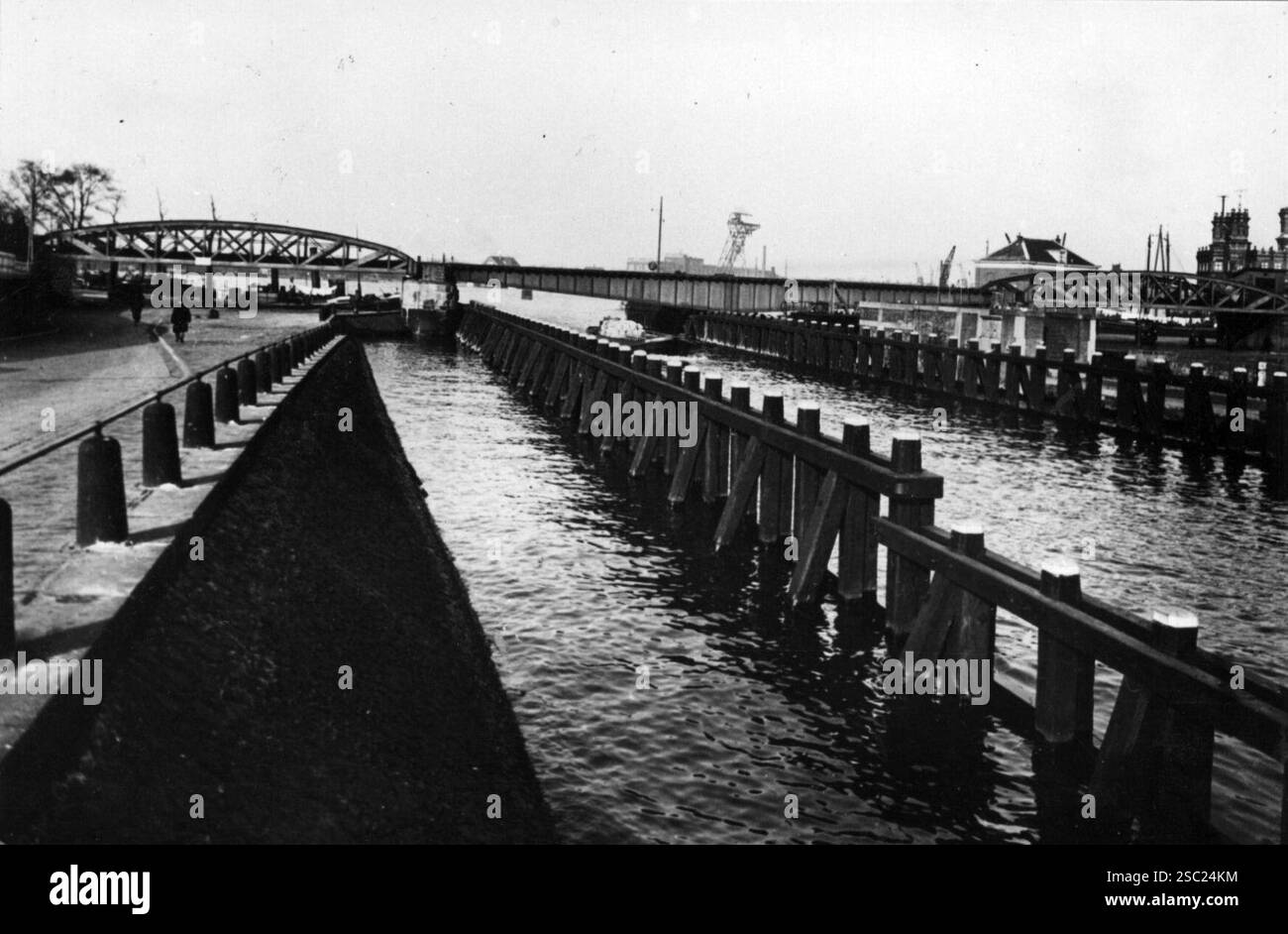 Gezicht op de draaibrug over de Oosterdoksluis te Amsterdam. N.B. De ...