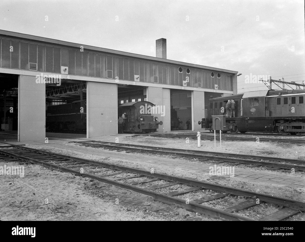 Gezicht op de lijnwerkplaats Watergraafsmeer van de N.S. te Amsterdam met rechts de ...