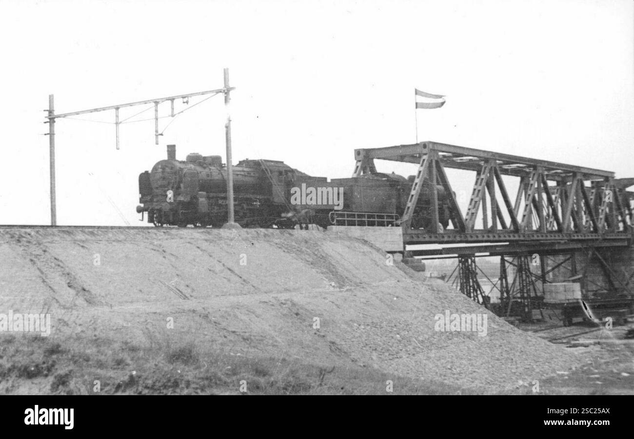 Afbeelding van twee stoomlocomotieven uit de serie 3850 (nrs. 38513855 ...