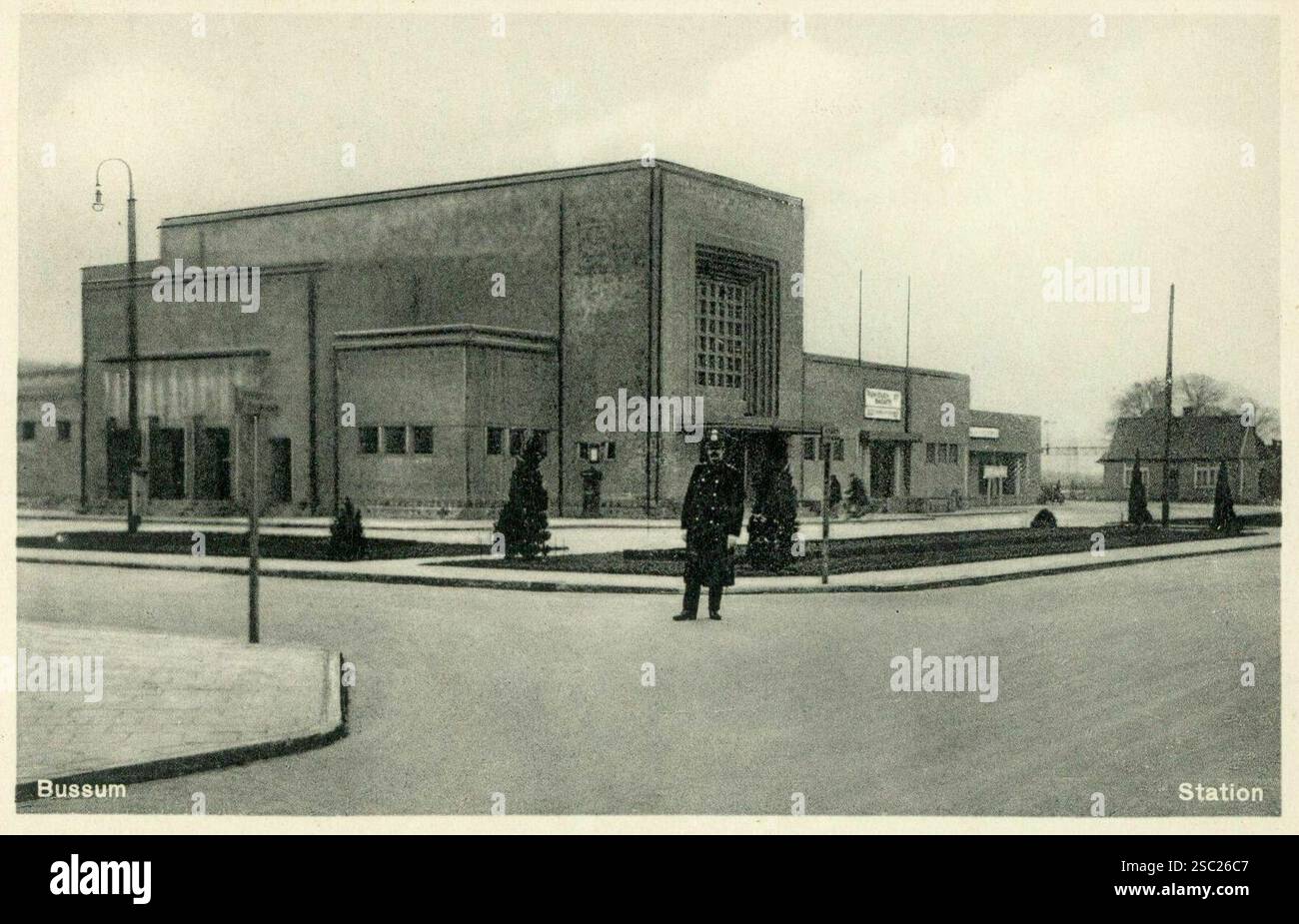 Gezicht op het N.S.station NaardenBussum te Bussum Stock Photo - Alamy