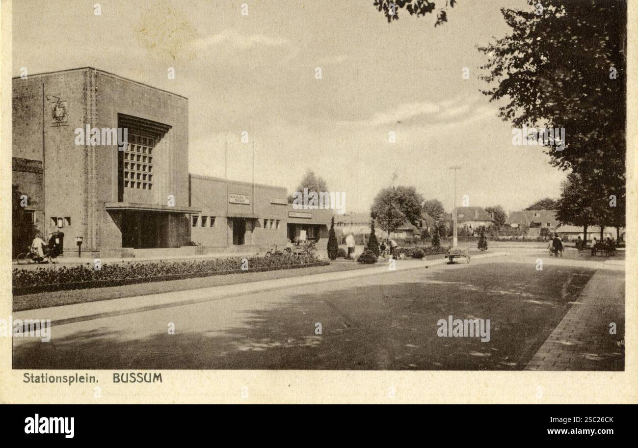Gezicht op het Stationsplein te Bussum, met links het N.S.station ...
