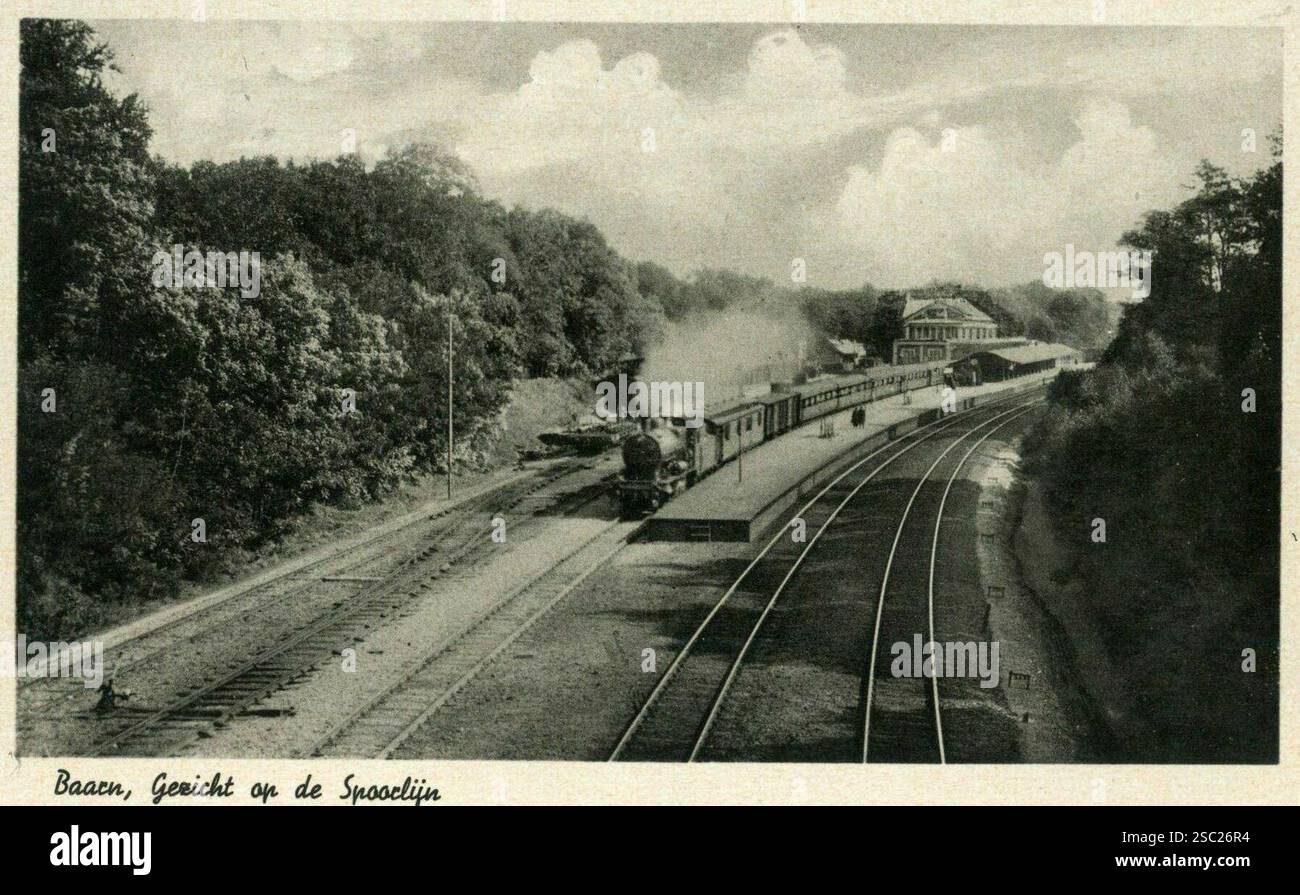 Gezicht op het NS station Baarn te Baarn vanaf de voetgangersbrug met ...