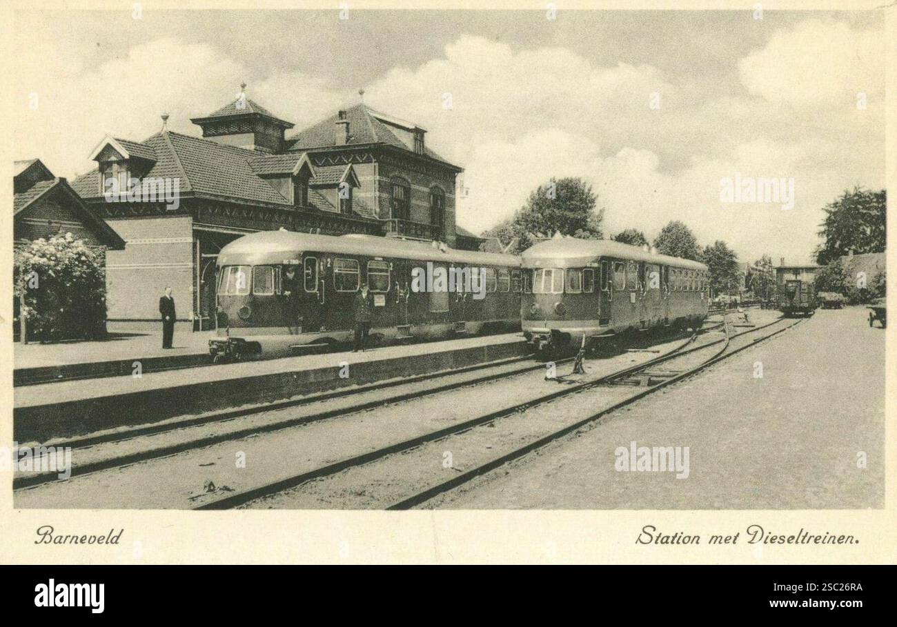 Gezicht op het NS station Barneveld te Barneveld met twee stroomlijn ...