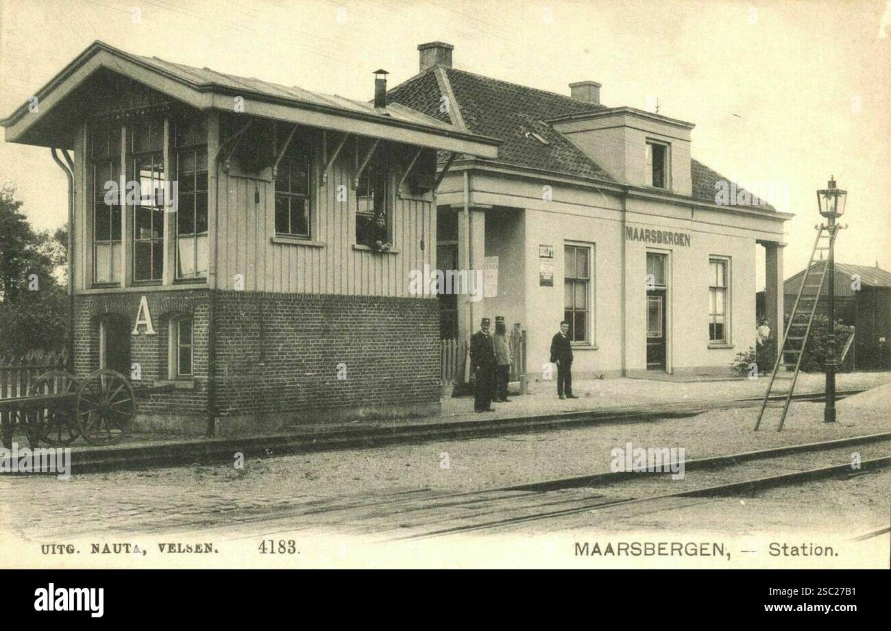 Gezicht op het SS station Maarsbergen te Maarsbergen met links het ...