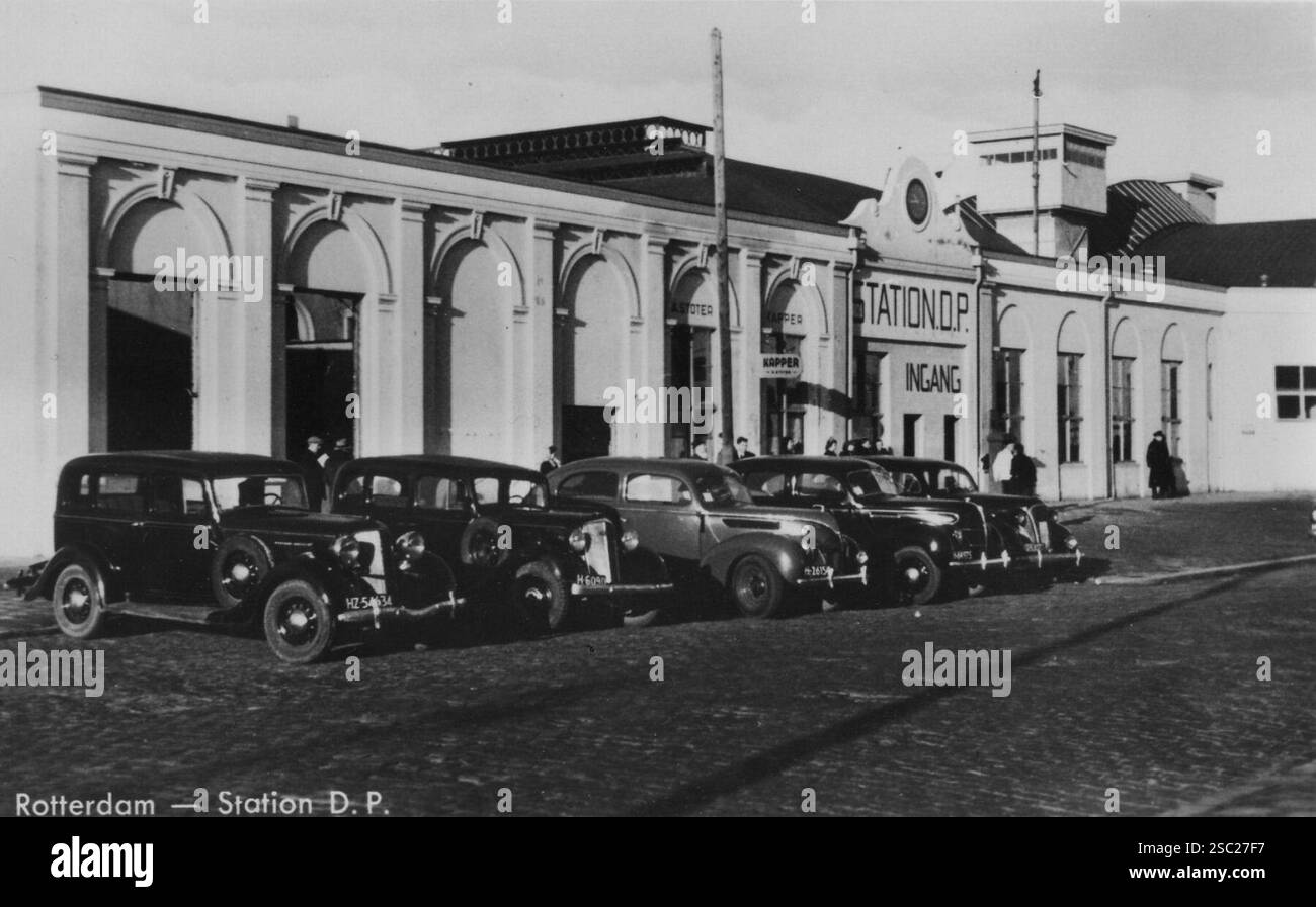 Gezicht op de tijdelijke ingang van het N.S.station Rotterdam D.P. te ...