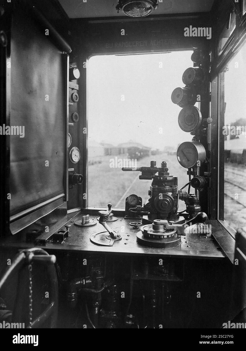 Interieur van een motorrijtuig uit de serie omBC 19041910 van de N.S ...