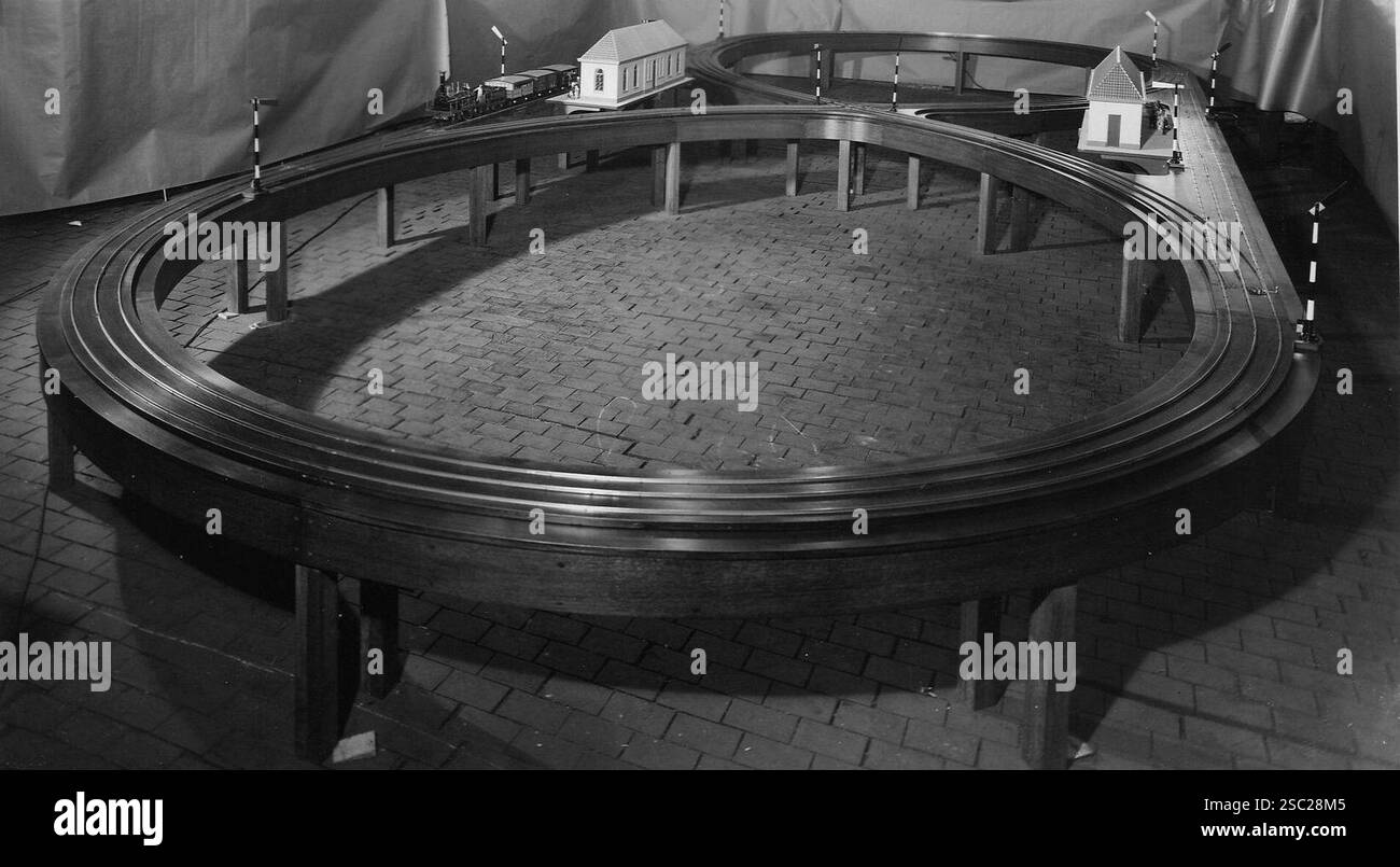 Afbeelding van een spoorwegmodelbaan met een model van de ...