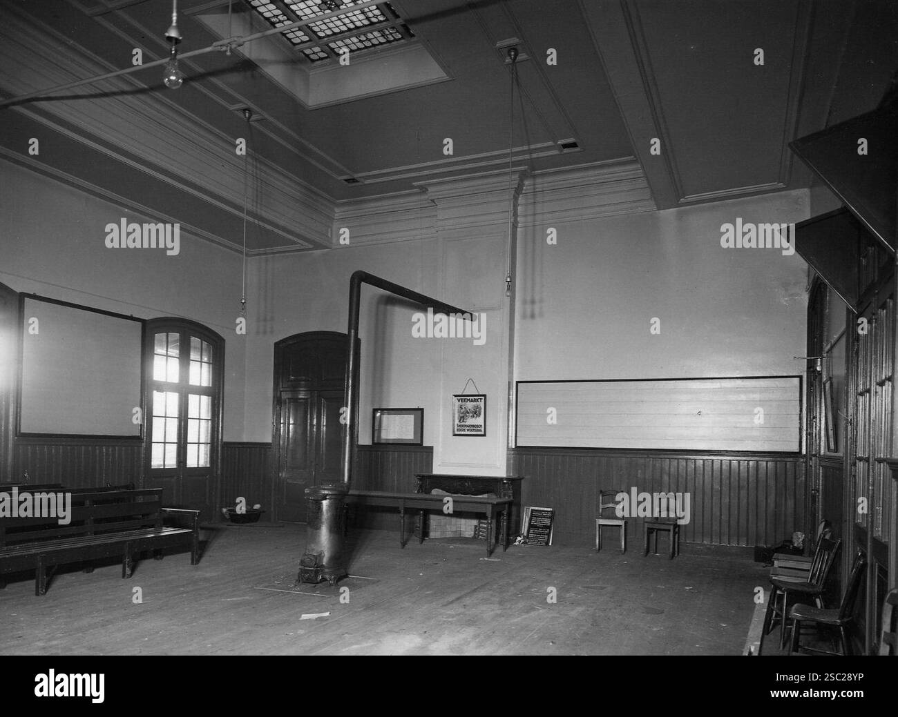 Interieur van het N.S.station Boxtel te Boxtel wachtkamer 3e klasse ...