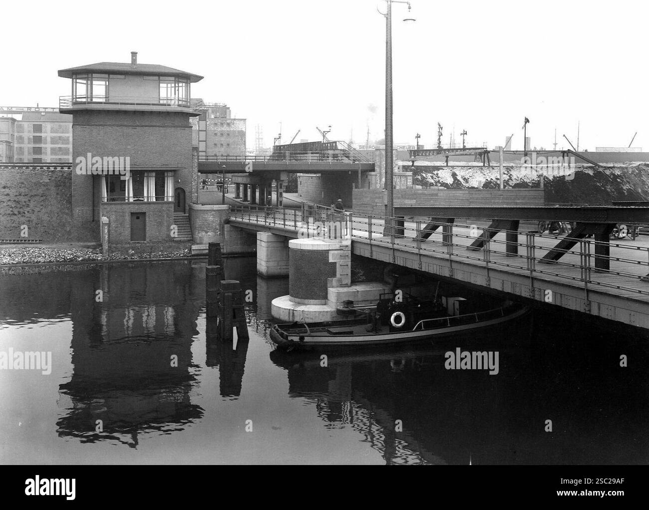 Gezicht op het nieuwe spoorviaduct met seinhuis tussen het Kattenburg ...