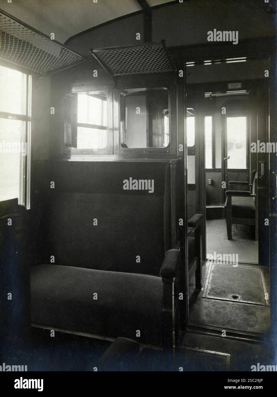 Interieur van een motorrijtuig uit de serie omBC 19041910 van de N.S ...