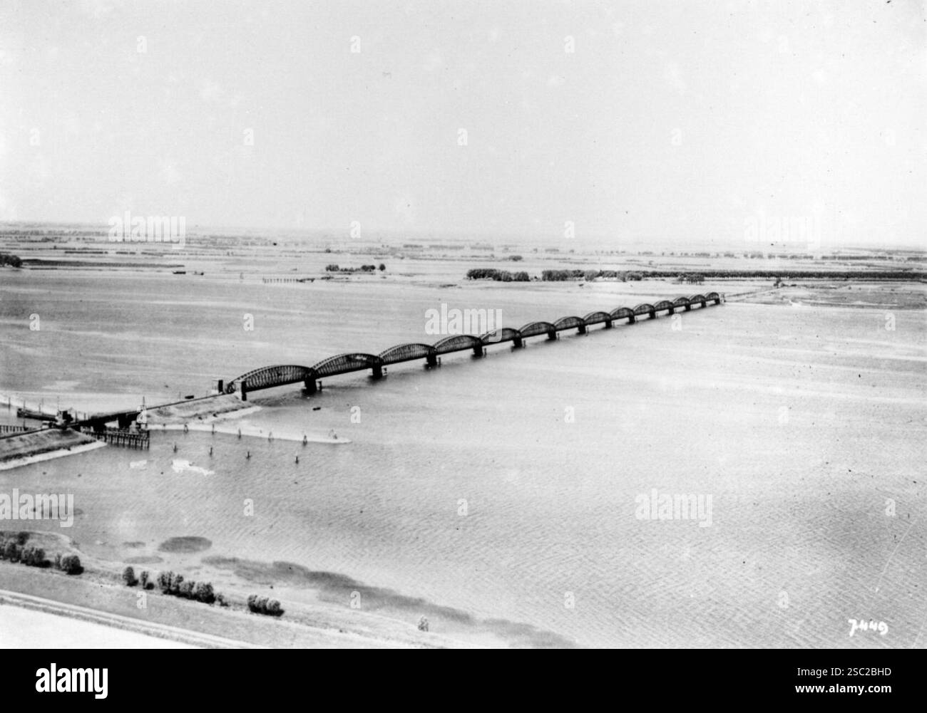 Luchtfoto van de spoorbrug over het Hollands Diep bij Moerdijk Stock ...