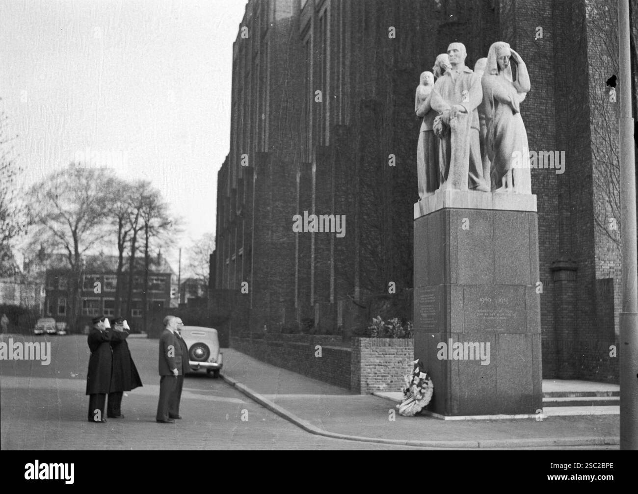 Afbeelding van de kranslegging bij het monument voor tijdens de oorlog ...