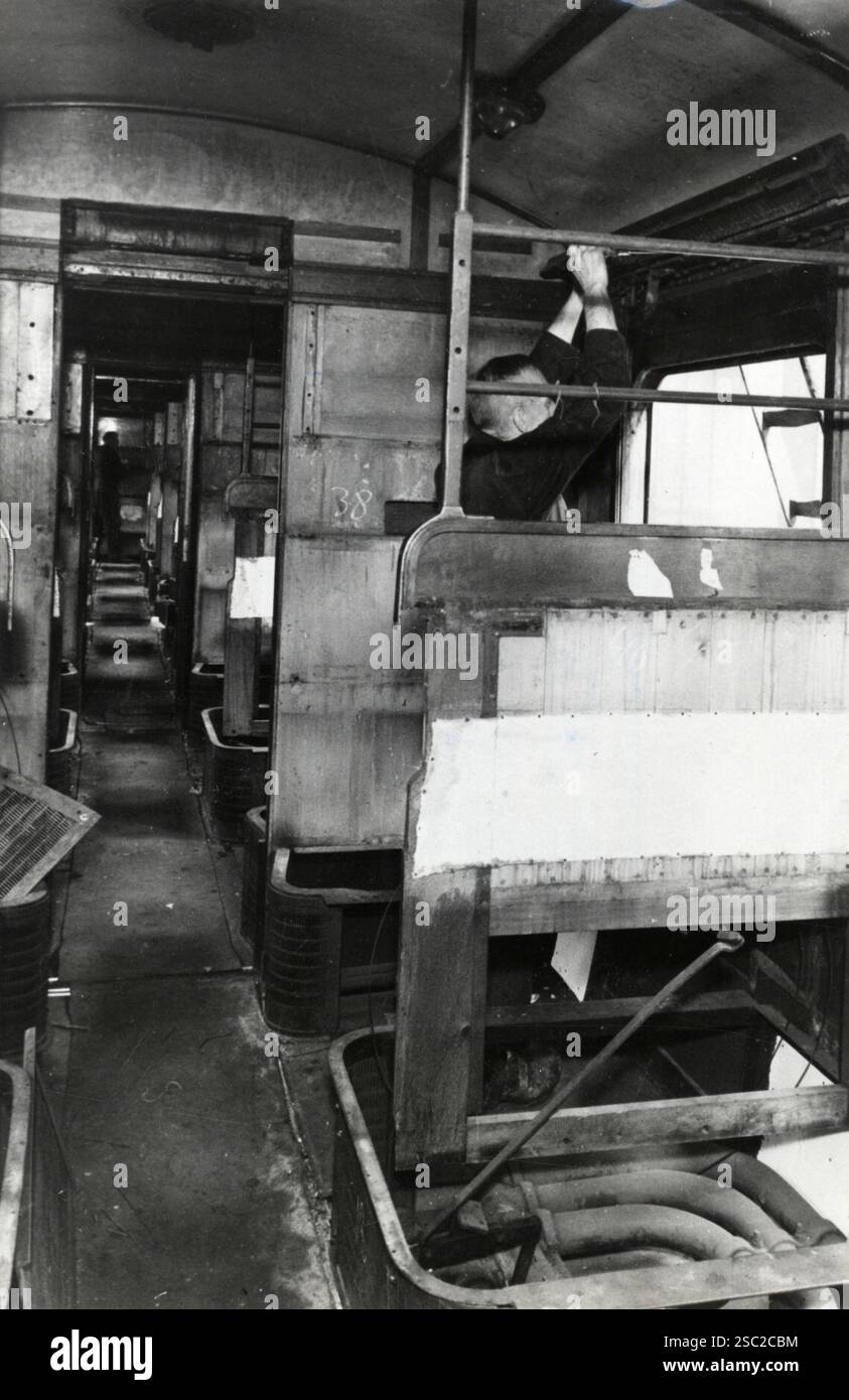Interieur van een rijtuig van de N.S. tijdens herstelwerkzaamheden ...
