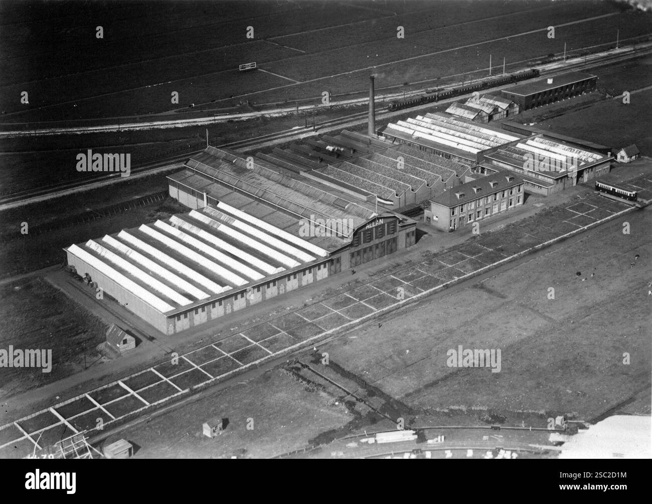Luchtfoto van Allan & Co´s Koninklijke Nederlandsche Fabrieken van Meubelen en Spoorwegmaterieel ...