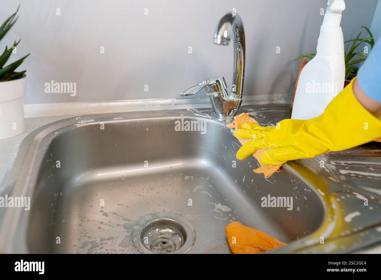 Cleaning the sink is a quick way to tidy up the kitchen. Cleaning ...