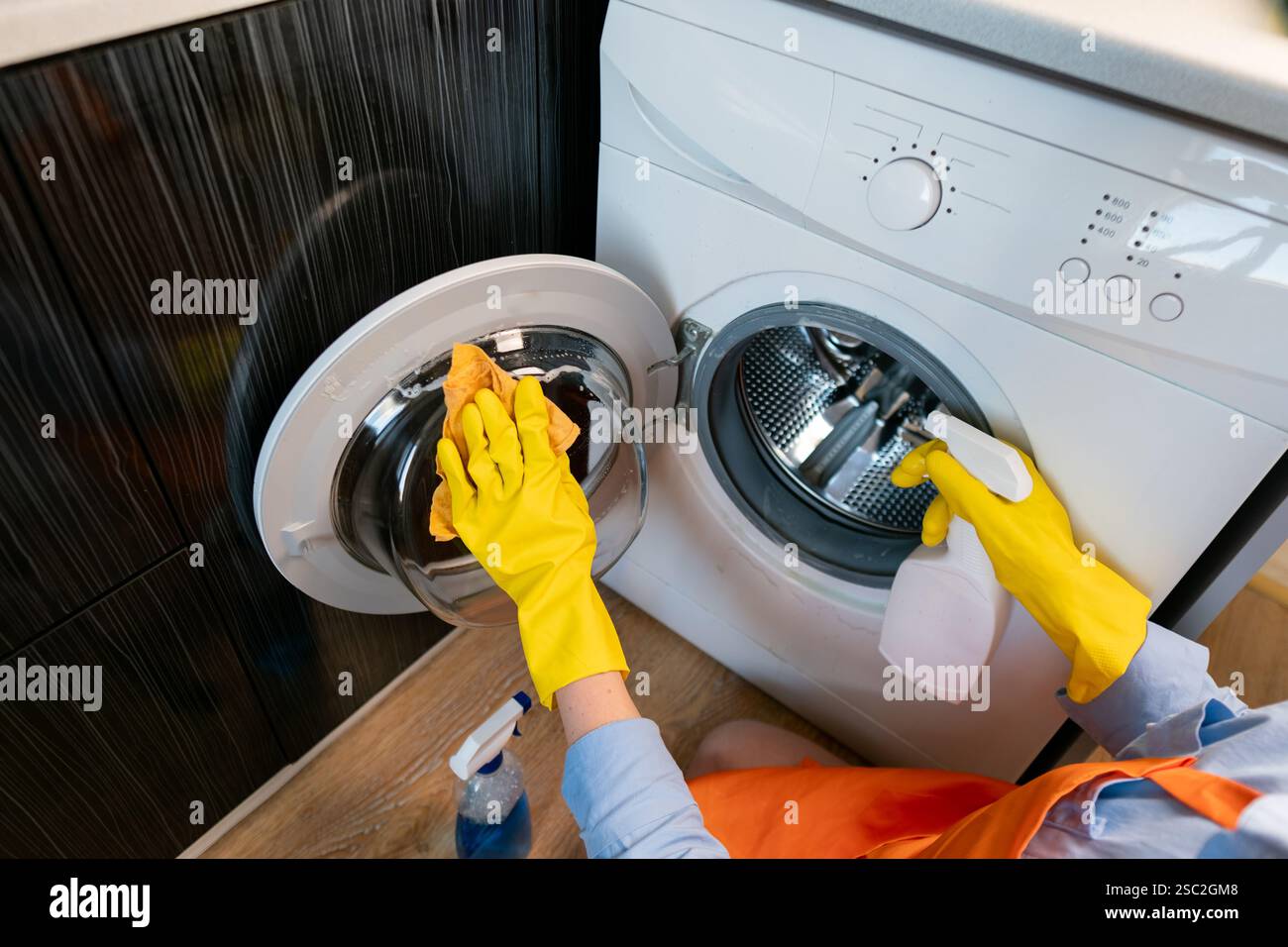 Regular washing machine cleaning prevents dirty marks and detergent ...