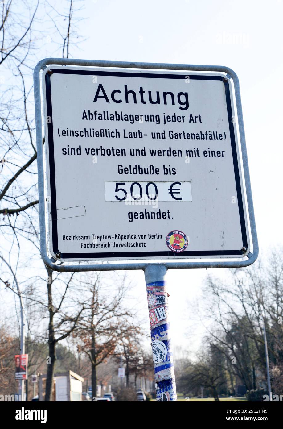 04 . 02 . 2025 , Berlin / Plänterwald : Schild Abfall ablagern verboten ...
